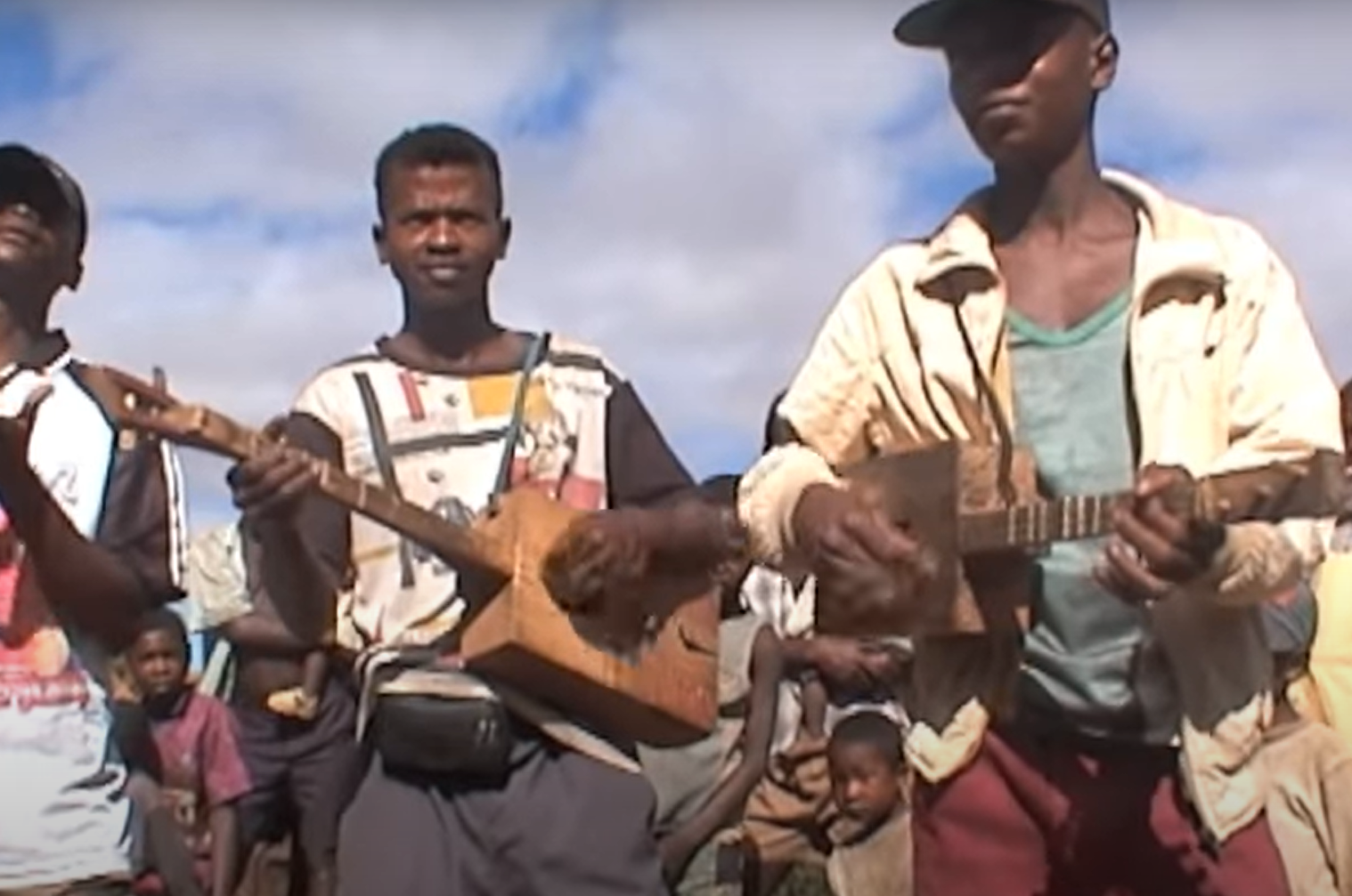 アフリカ マダガスカル島のウクレレ カボシー(kabosy)｜ビウエラとルネサンスギターとウスレレのすすめ 一十舎 (Ittosya)